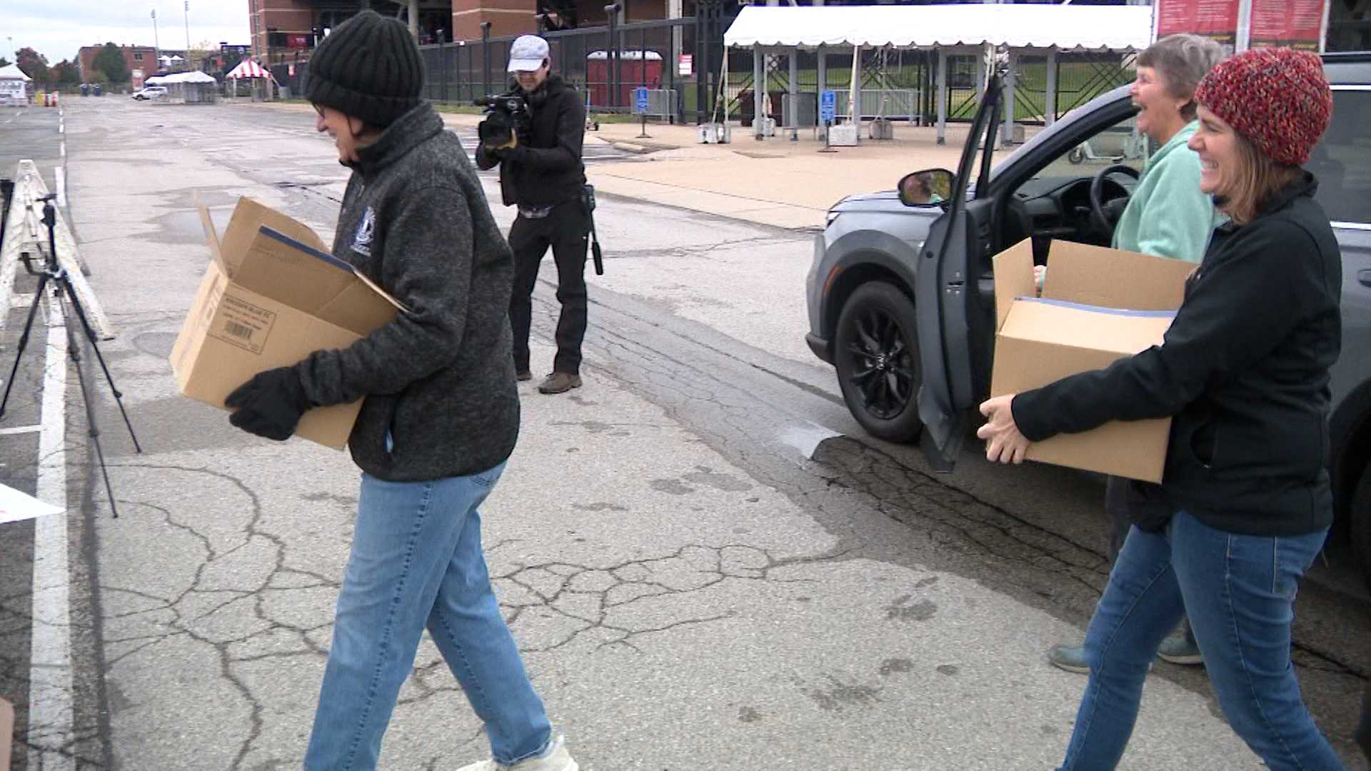 Metro Council Democratic Caucus host food drive benefiting Dare to Care
