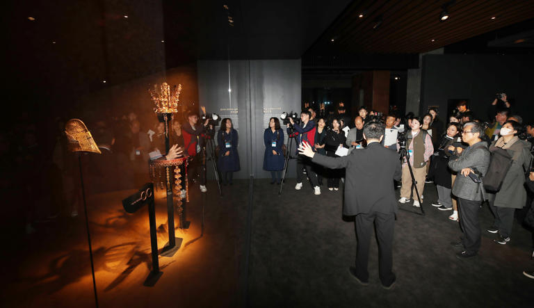 Crowds Flock to Silla Gold Crown Exhibition in Gyeongju