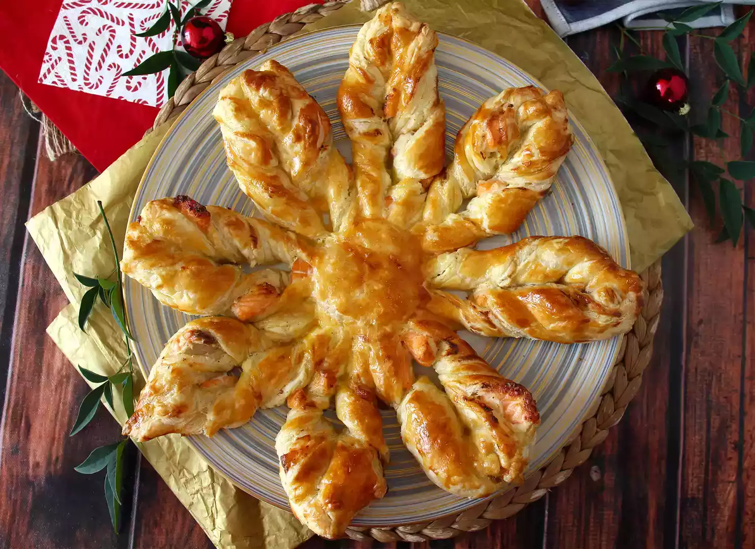 Flaky snowflake with cream cheese and salmon - the perfect appetizer ...