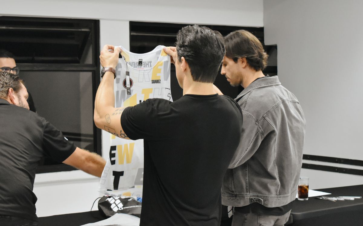 UIA entrega nuevos uniformes a su equipo de triatlón "The Crew"
