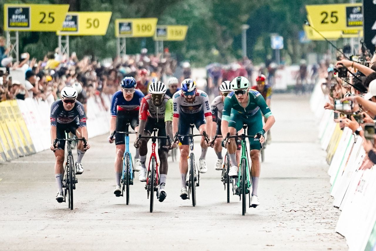 Jonathan Milan storms to Tour de France Singapore Criterium victory to ...