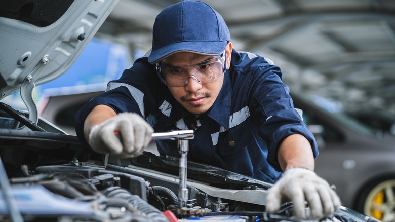 Every Road Trip Car Breakdown Kit Should Include These Tools, According ...