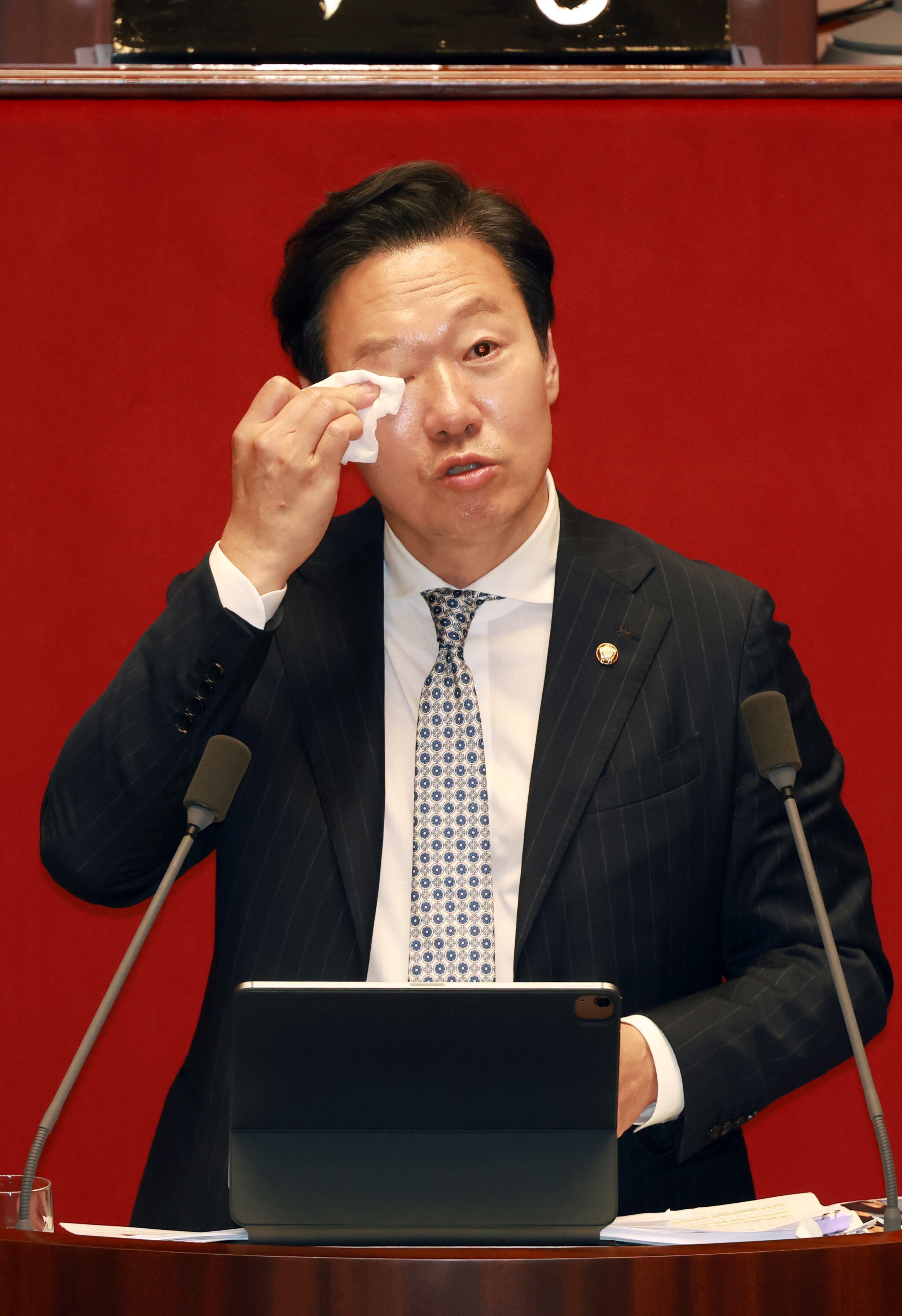 Father Lawmaker’s Tears: Ashamed of Adults’ Brutal Politics