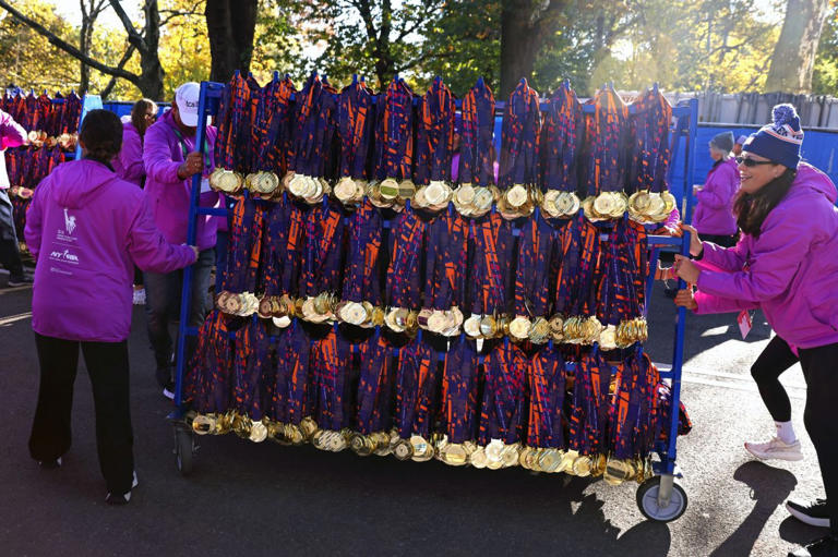 Kenyans Benson Kipruto, Hellen Obiri win NYC Marathon