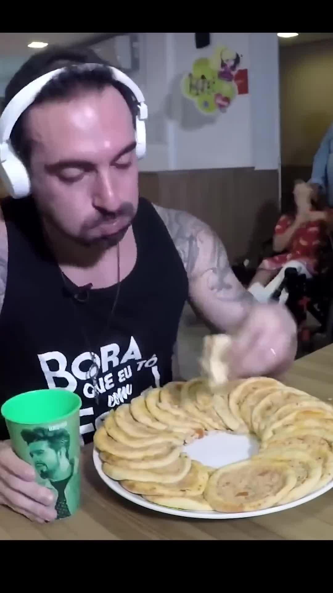 What happens when you eat 100 esfirras?