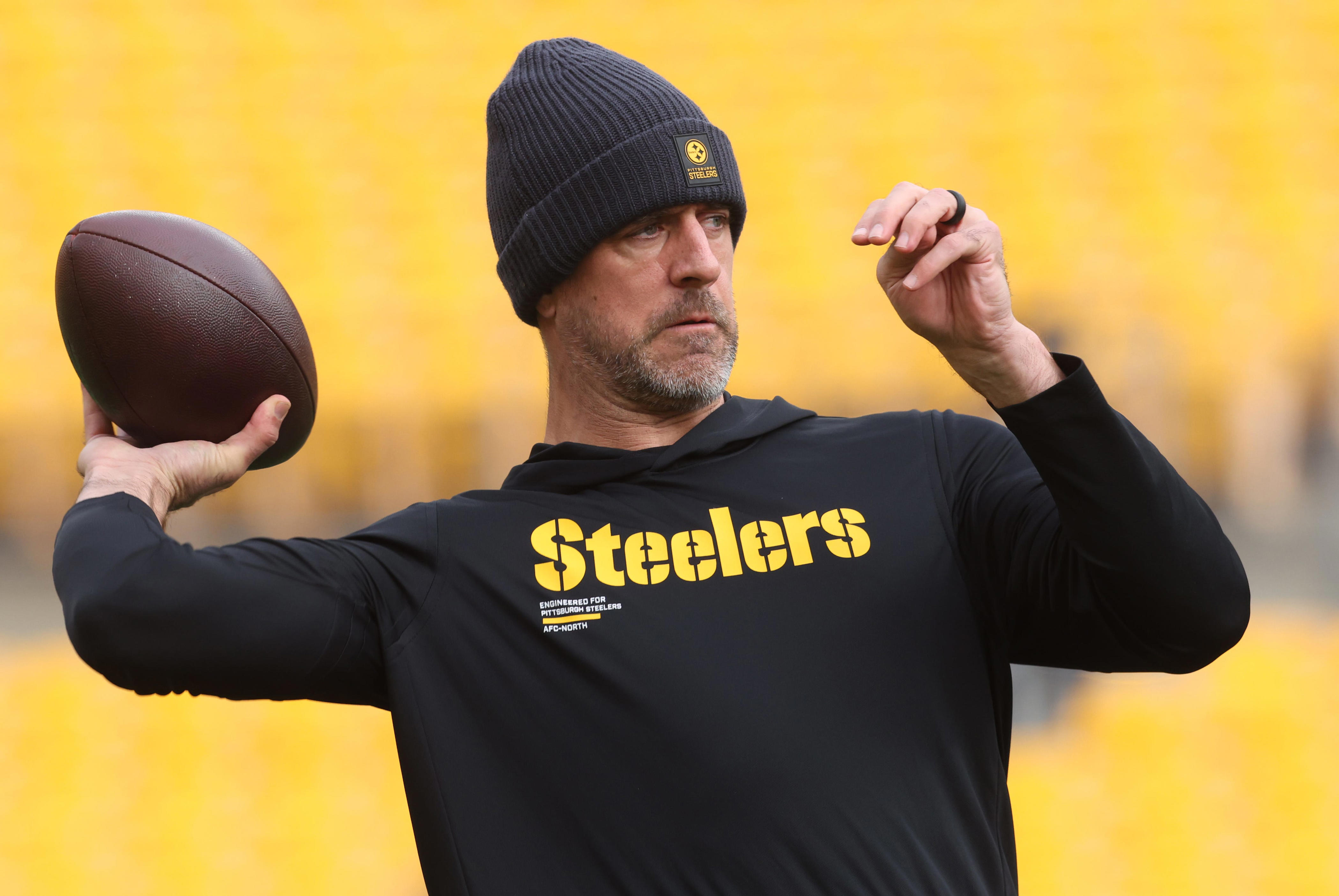 Pittsburgh Steelers QB Aaron Rodgers appears to have pain in his ...