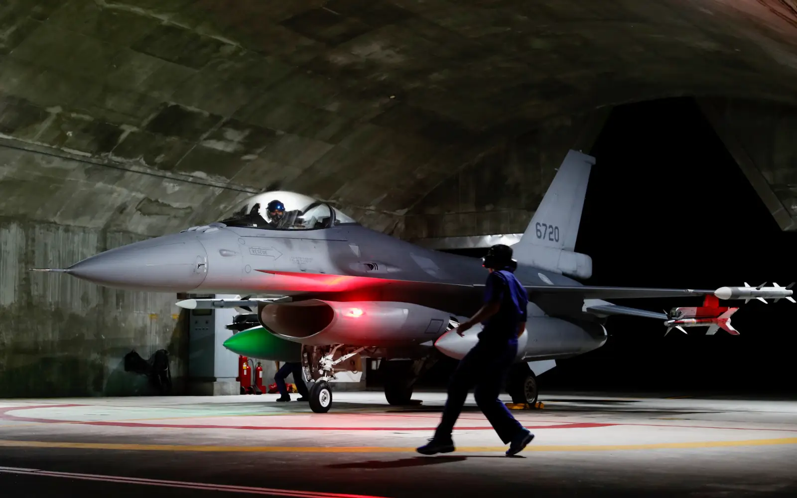 Taiwan says test flights of US fighter jets to start this month