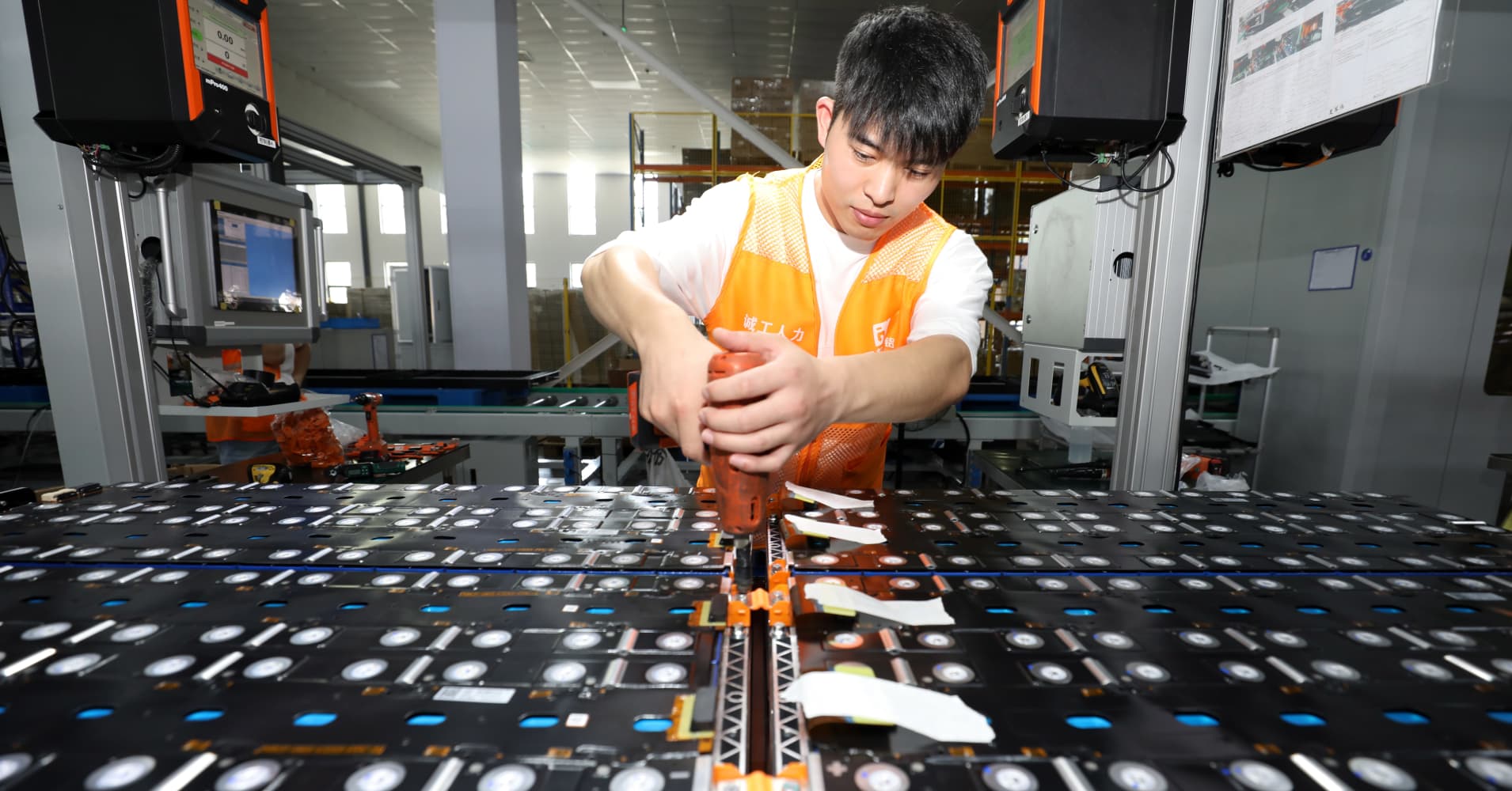 China manufacturing activity expands for the first time since March ...