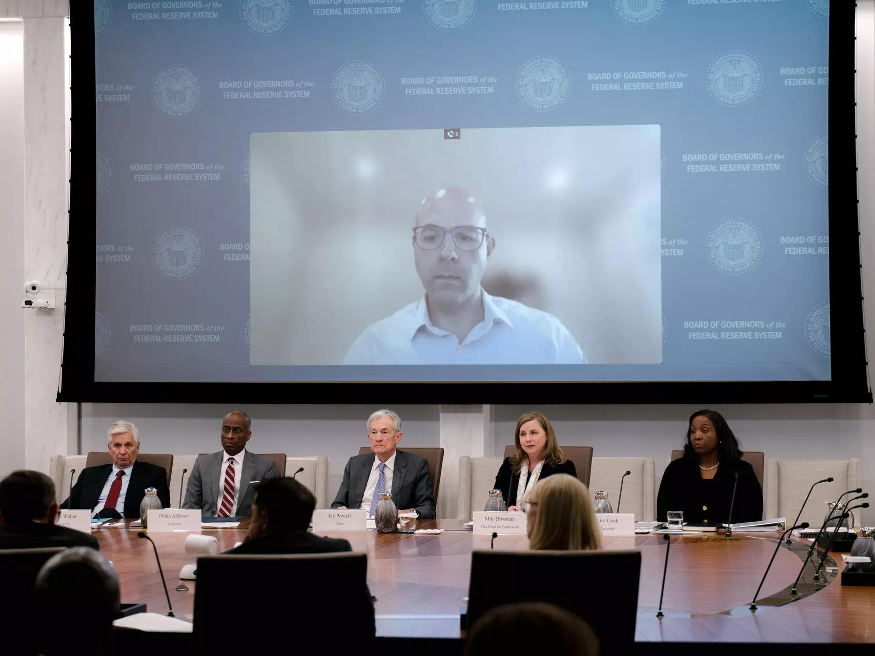 Fed risks a recession if it doesn't cut rates rapidly, a top official warns