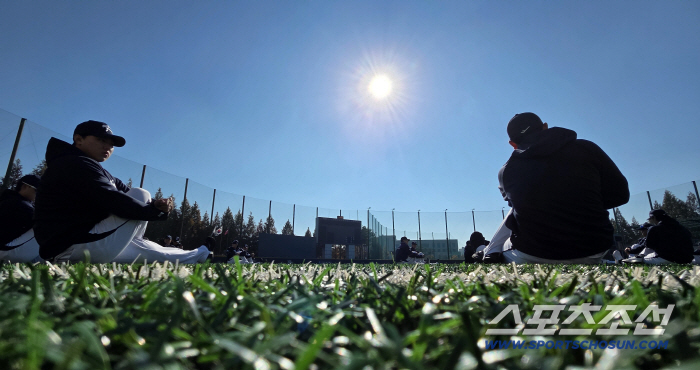 Baseball team players building up in Goyang