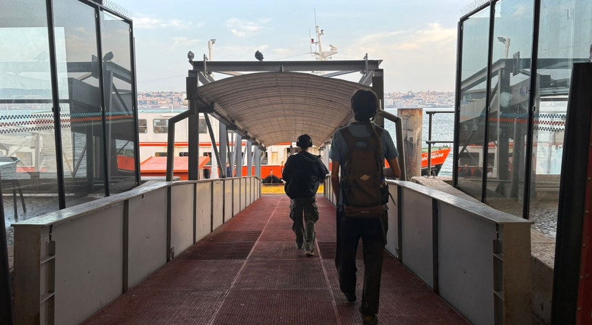 Transtejo com mais barcos repõe horários entre Lisboa e Cacilhas com 38 ...