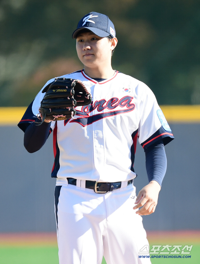 Does BAE CHAN look good in the uniform?