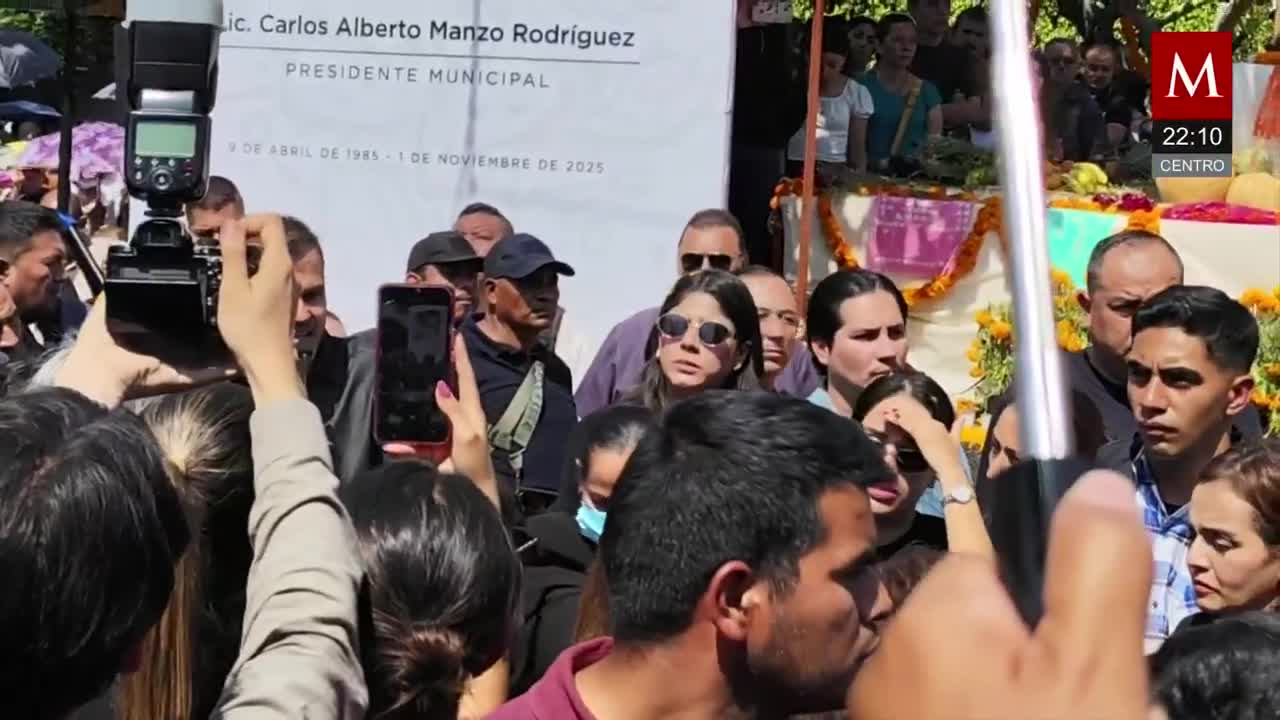Despiden al alcalde de Uruapan, Carlos Manzo, con emotivo cortejo fúnebre