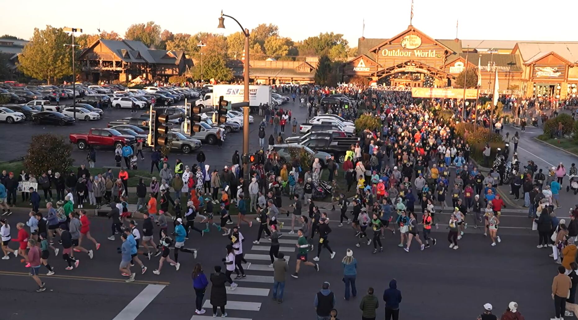 Thousands take part in annual Bass Pro Shops run in Springfield