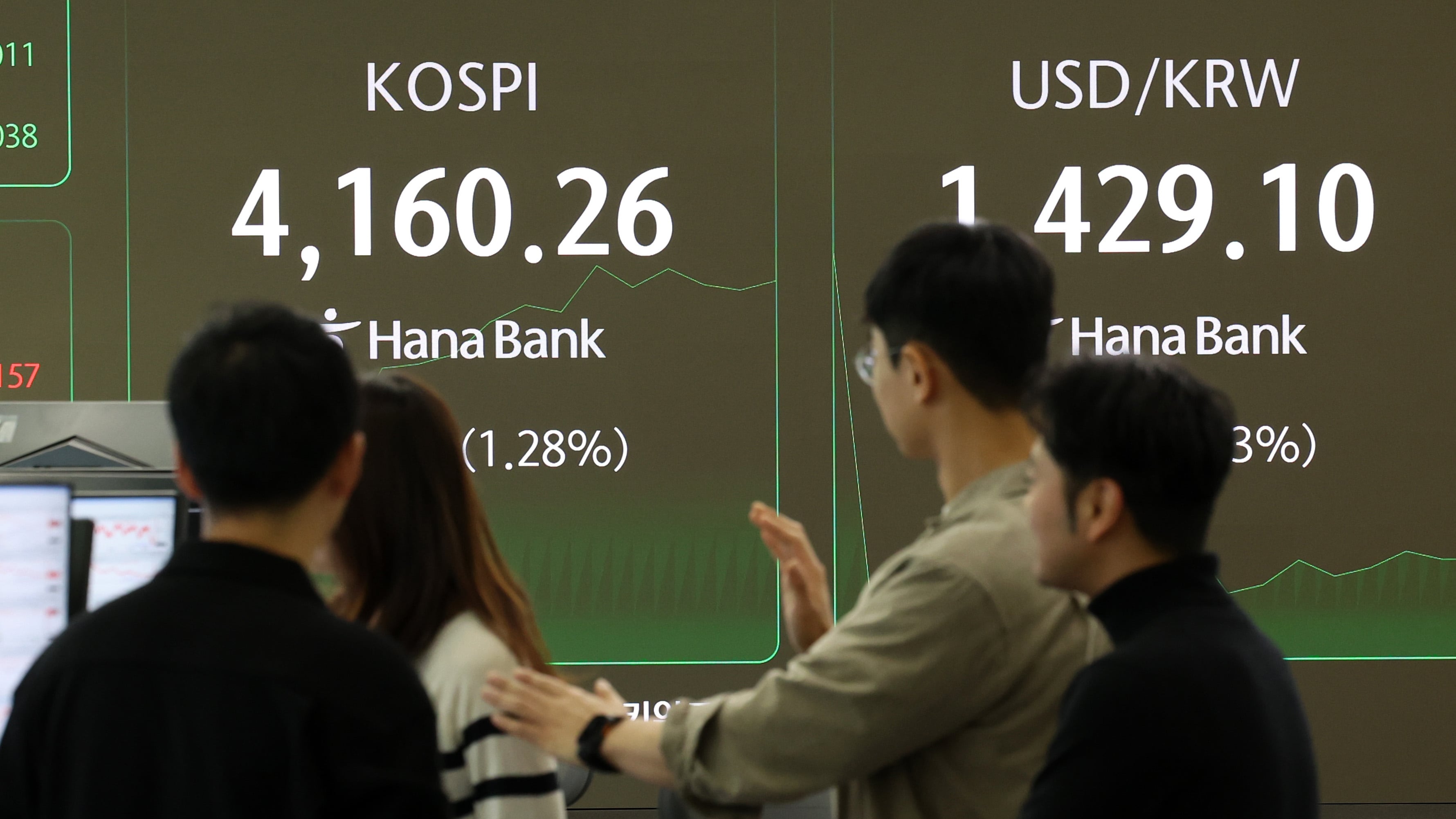 KOSPI Hits Record High on Individual Buying