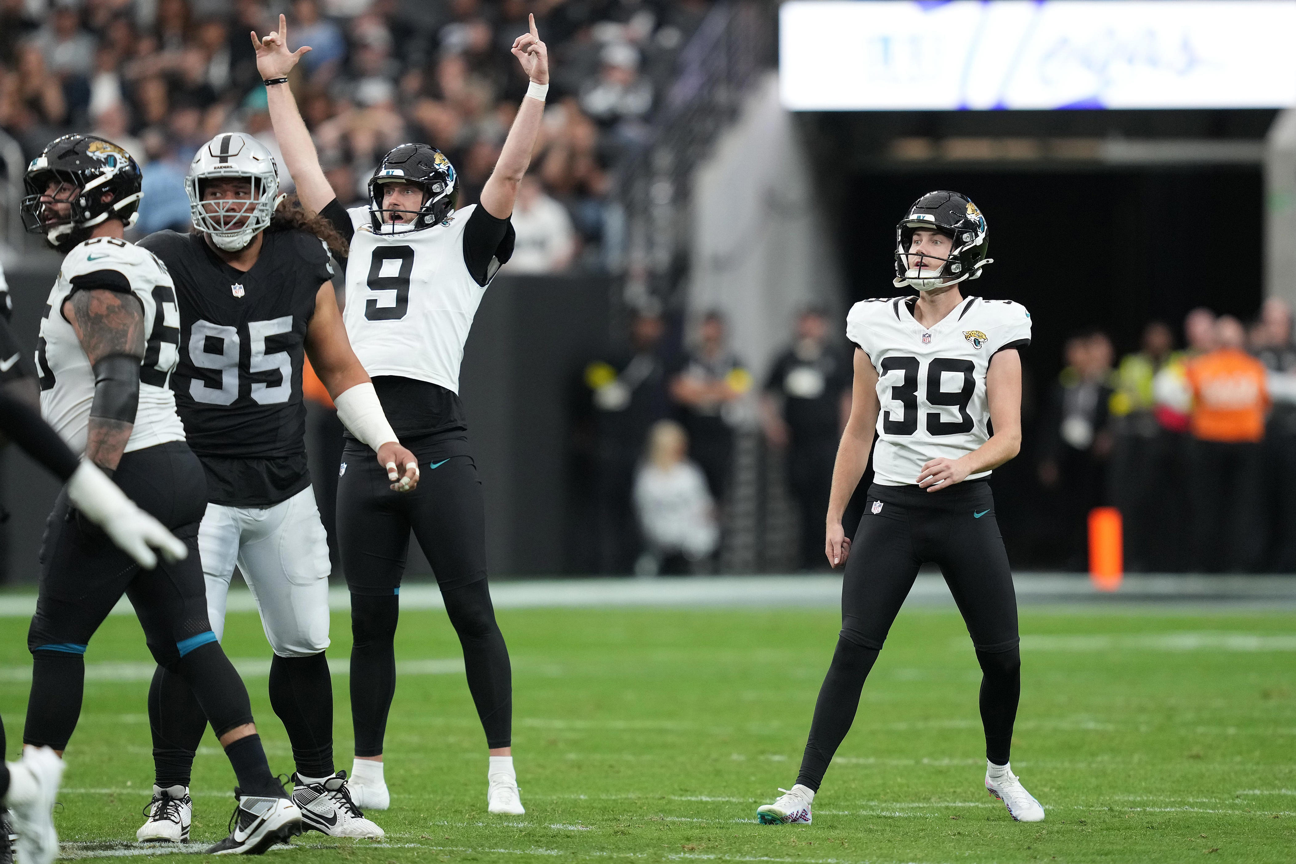 Behind the scenes of Cam Little's record-breaking field goal kick
