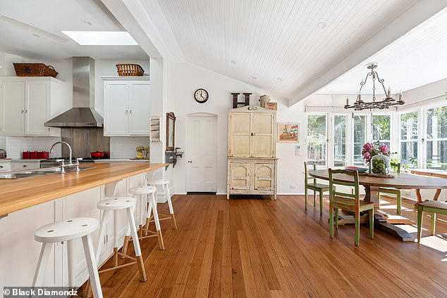 All cashed up! Lisa Wilkinson and Peter FitzSimons finally sell their ...