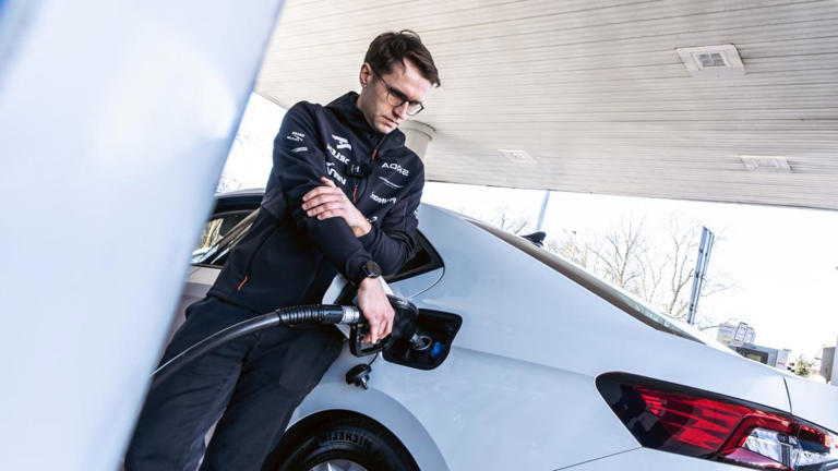 3.000 km sin repostar: la hazaña que demuestra que es un error decir adiós a los coches de ...