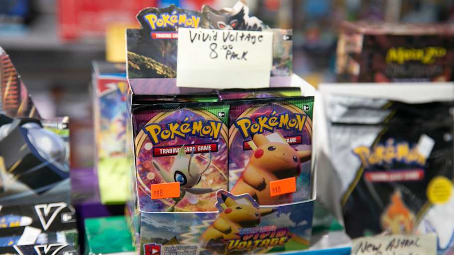 Reality TV star opens Pokémon cards during the 2025 New York City Marathon