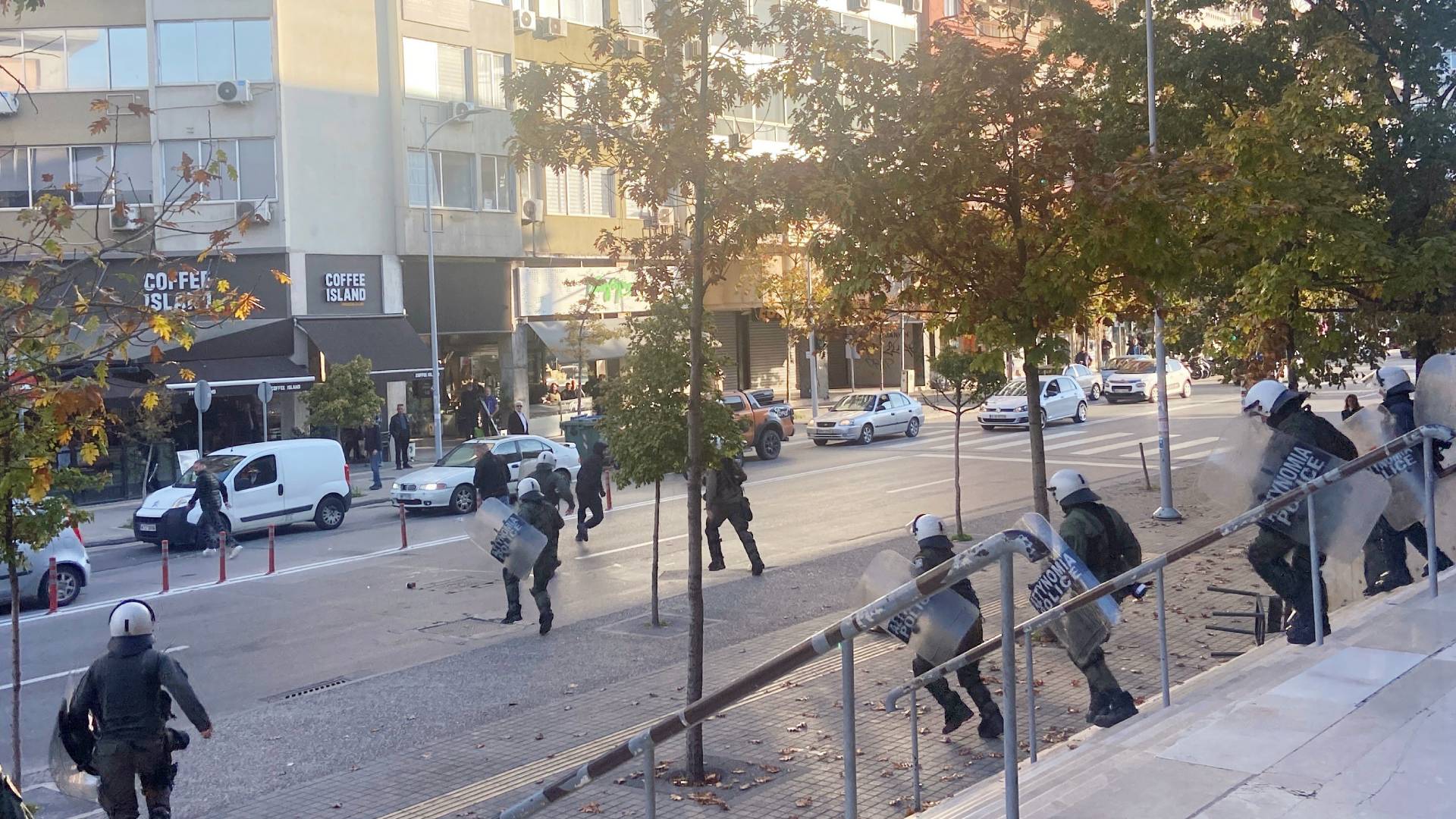 Δίκη για τη δολοφονία του Αλκη Καμπανού: Επεισόδια μεταξύ οπαδών έξω ...