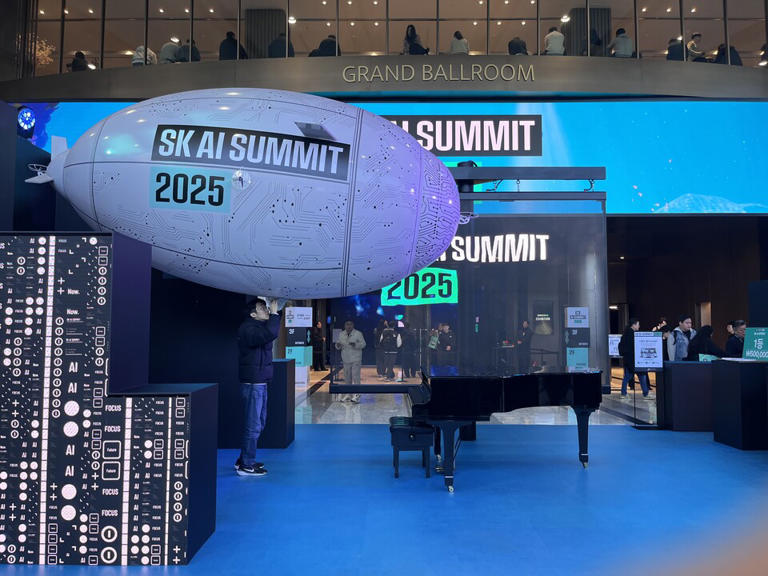 [현장] "APEC 온기 그대로"...SK그룹, 'SK AI 서밋’서 K-AI 역량 선봬
