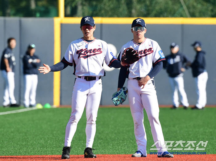 Third base defense training with Song Sung-moon and Kim Young-woong