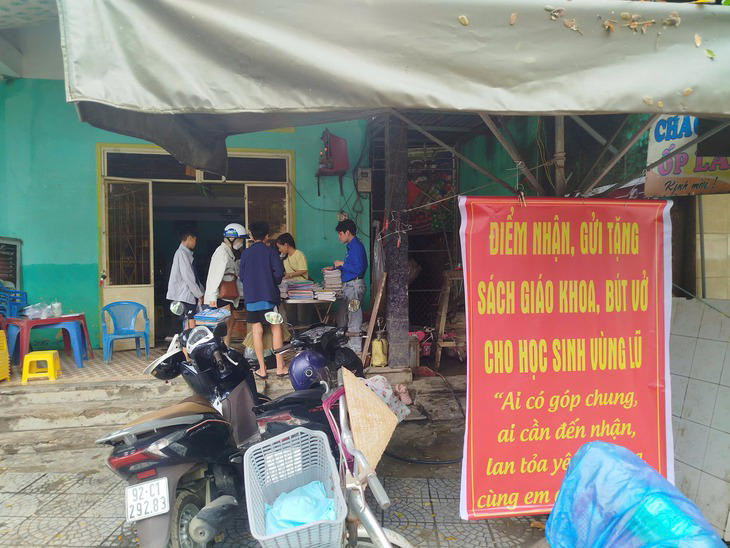 Thương lắm cô trò, mẹ con gom sách vở gửi học sinh vùng lũ