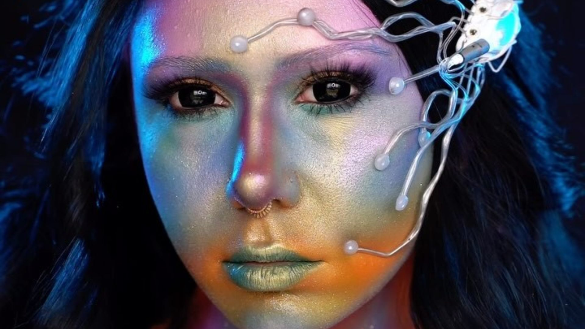 This designer transforms her face into a work of art, and the result is ...