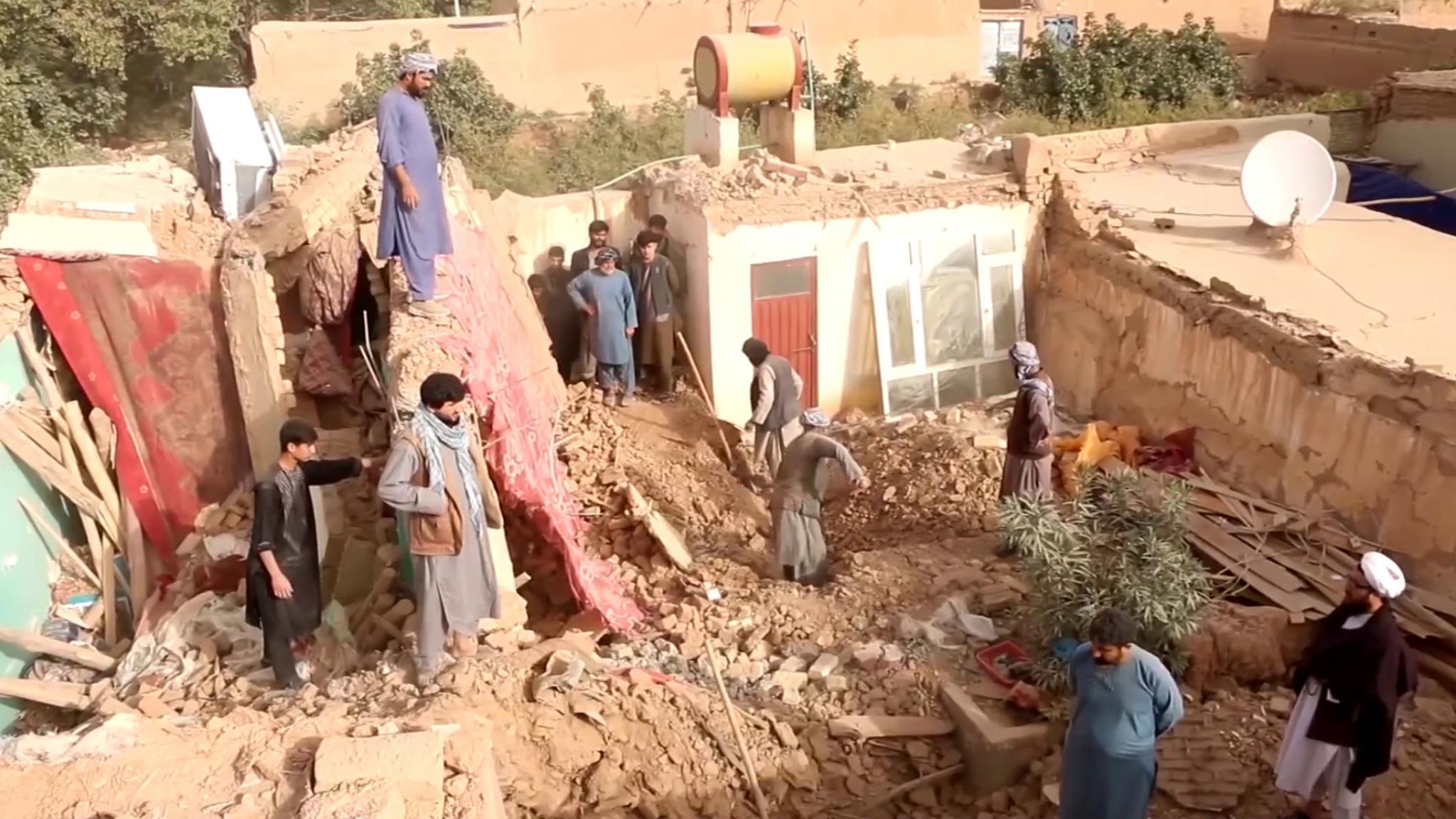 In Afghanistan si scava con la pala tra le macerie dopo la violenta ...