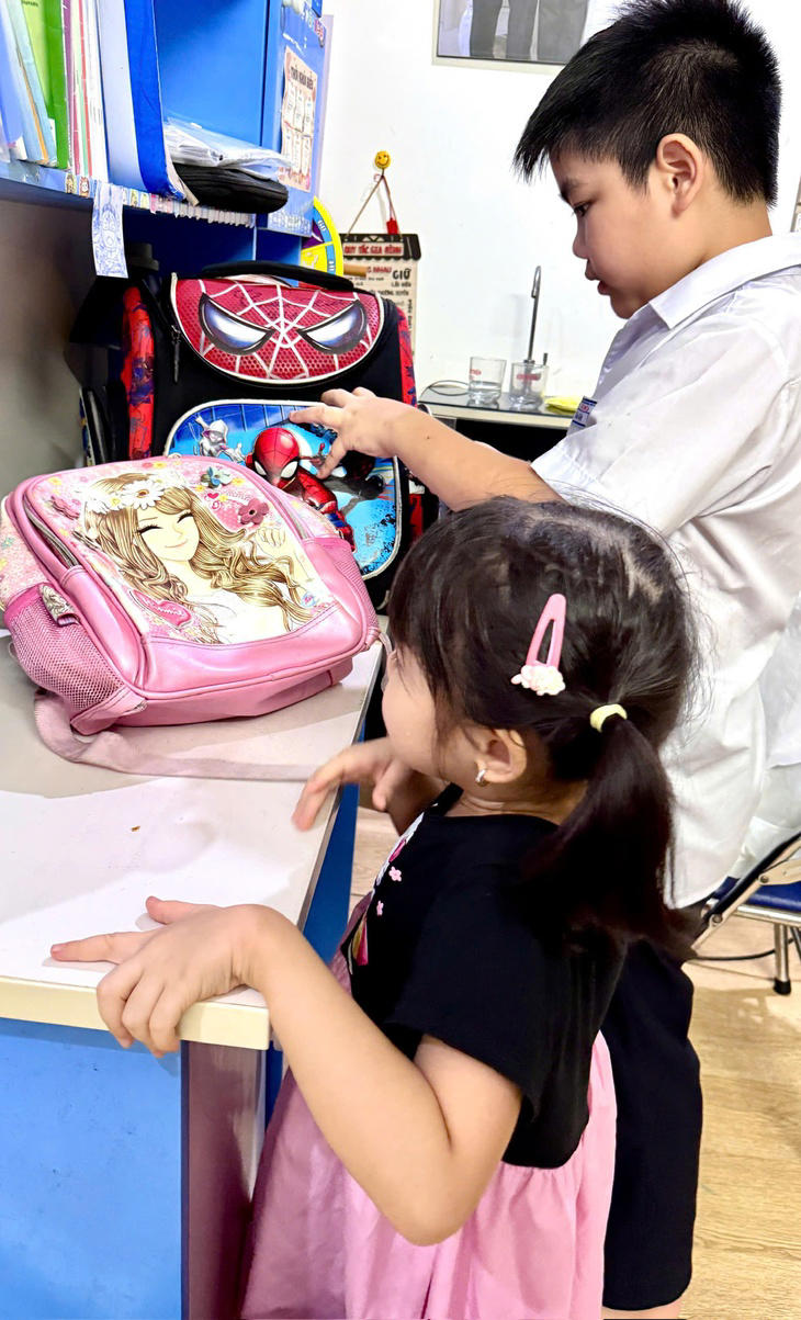 Thương lắm cô trò, mẹ con gom sách vở gửi học sinh vùng lũ