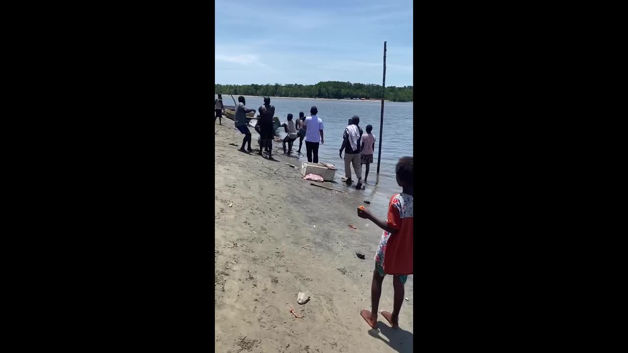 Locals catch giant grouper fish using simple fishing technique