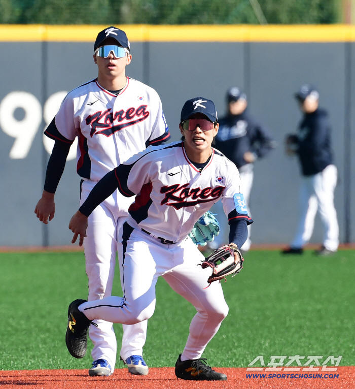 Song Sung-moon and Kim Young-woong, defense training on third base