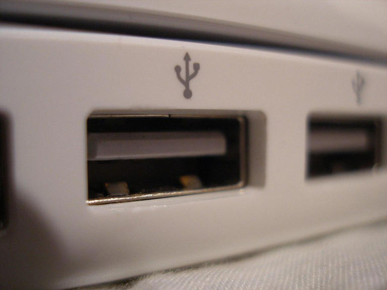Qué significan todos los colores de los conectores USB: guía completa
