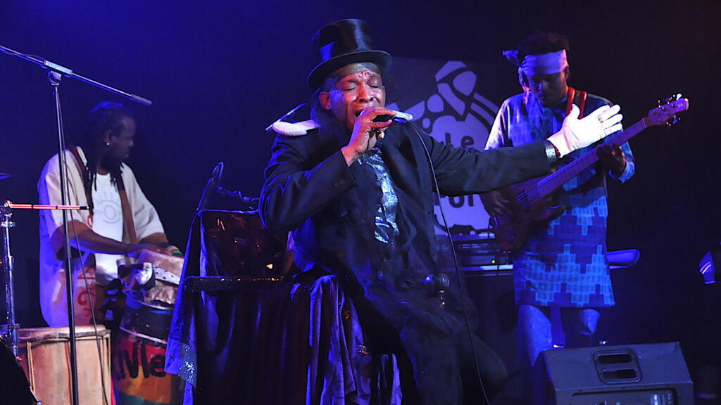 L'artiste haïtien Erol Josué défie la mort lors d’une veillée Guédé