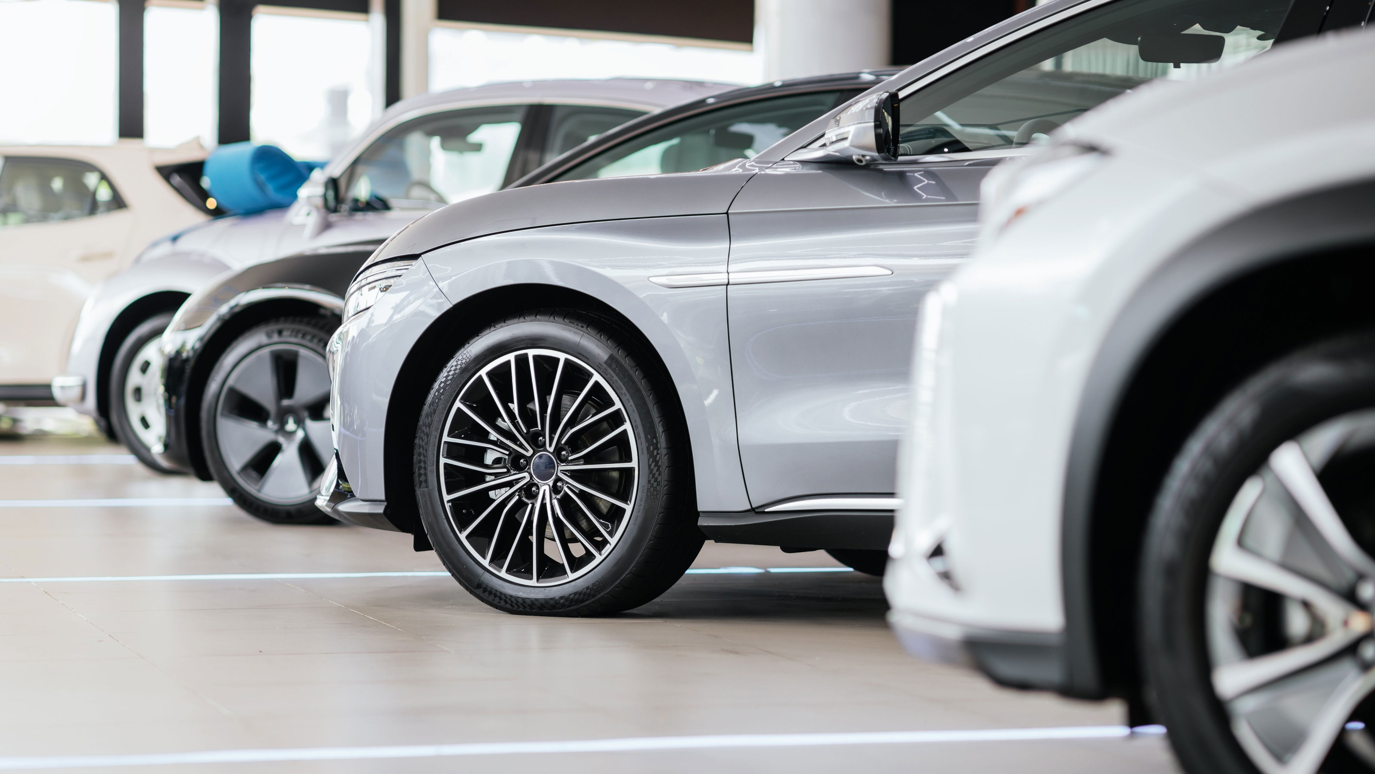 VW, Mercedes i BMW zdetronizowani. Oto najpopularniejszy producent ...