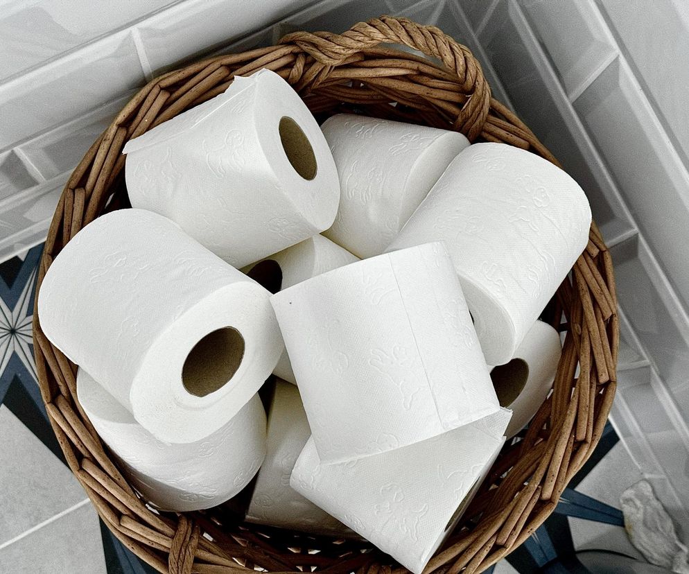 Ten popularny papier toaletowy jest najgorszym wyborem. Lekarz ostrzega ...