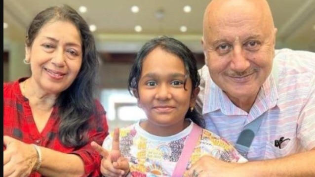 Anupam Kher gets emotional over tribute from Satish Kaushik's daughter. Video