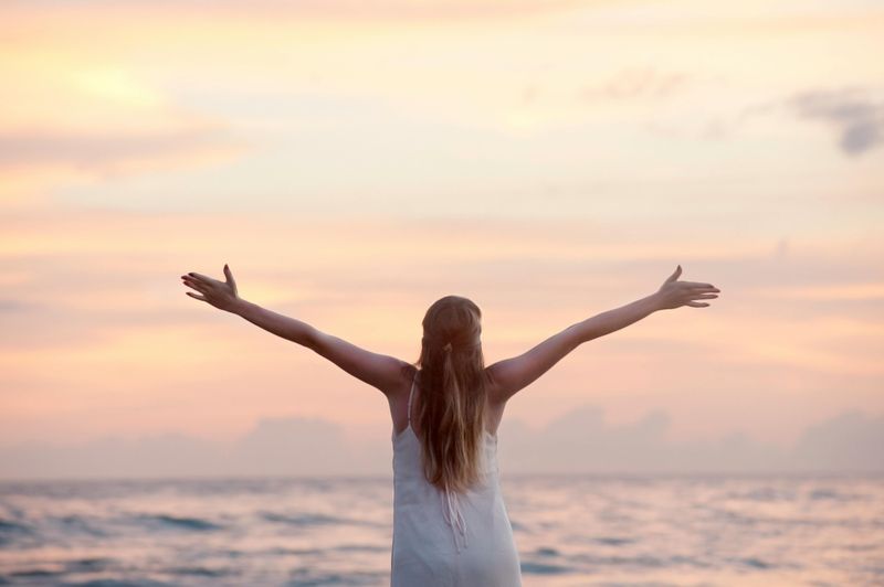 10 Subtle Signs a Woman Is Genuinely Content Being Single