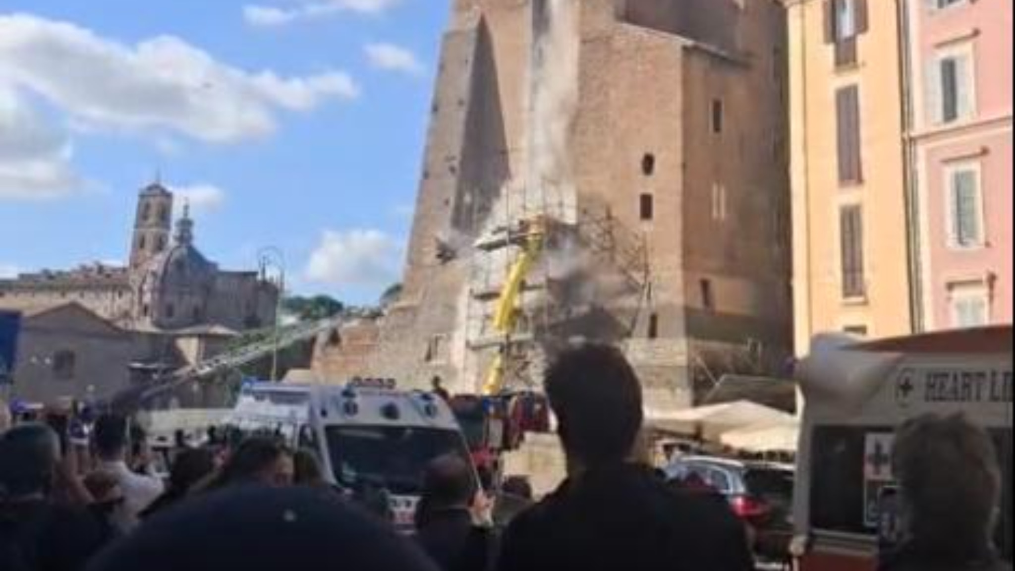 Torre dei Conti a Roma. Il momento in cui crolla l'interno della ...