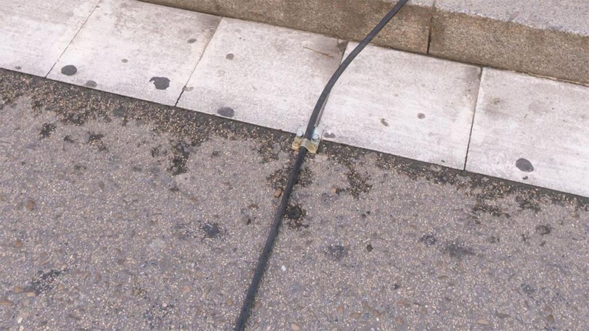 ¿Te has preguntado alguna vez qué son esos cables negros que cruzan la ...