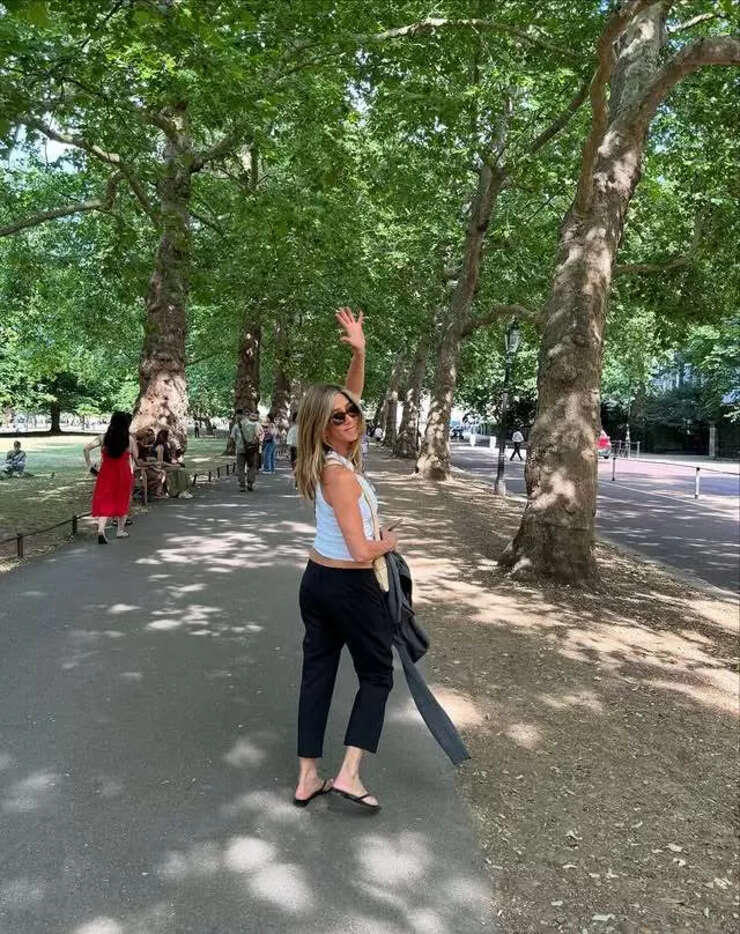 Jennifer Aniston shares five-word Instagram post for Jim Curtis ...