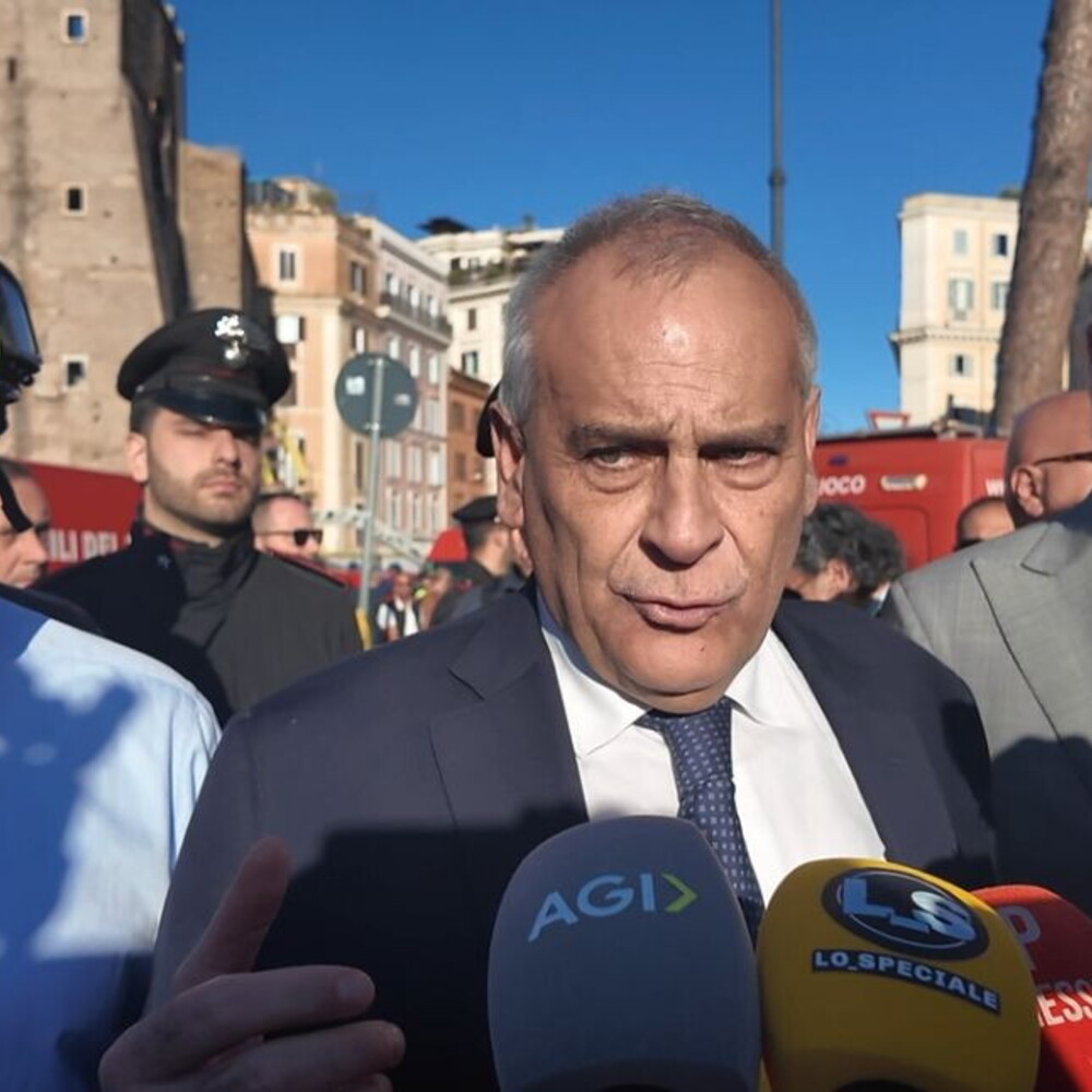 Torre dei Conti, il prefetto: "La persona intrappolata ha dato segnali"