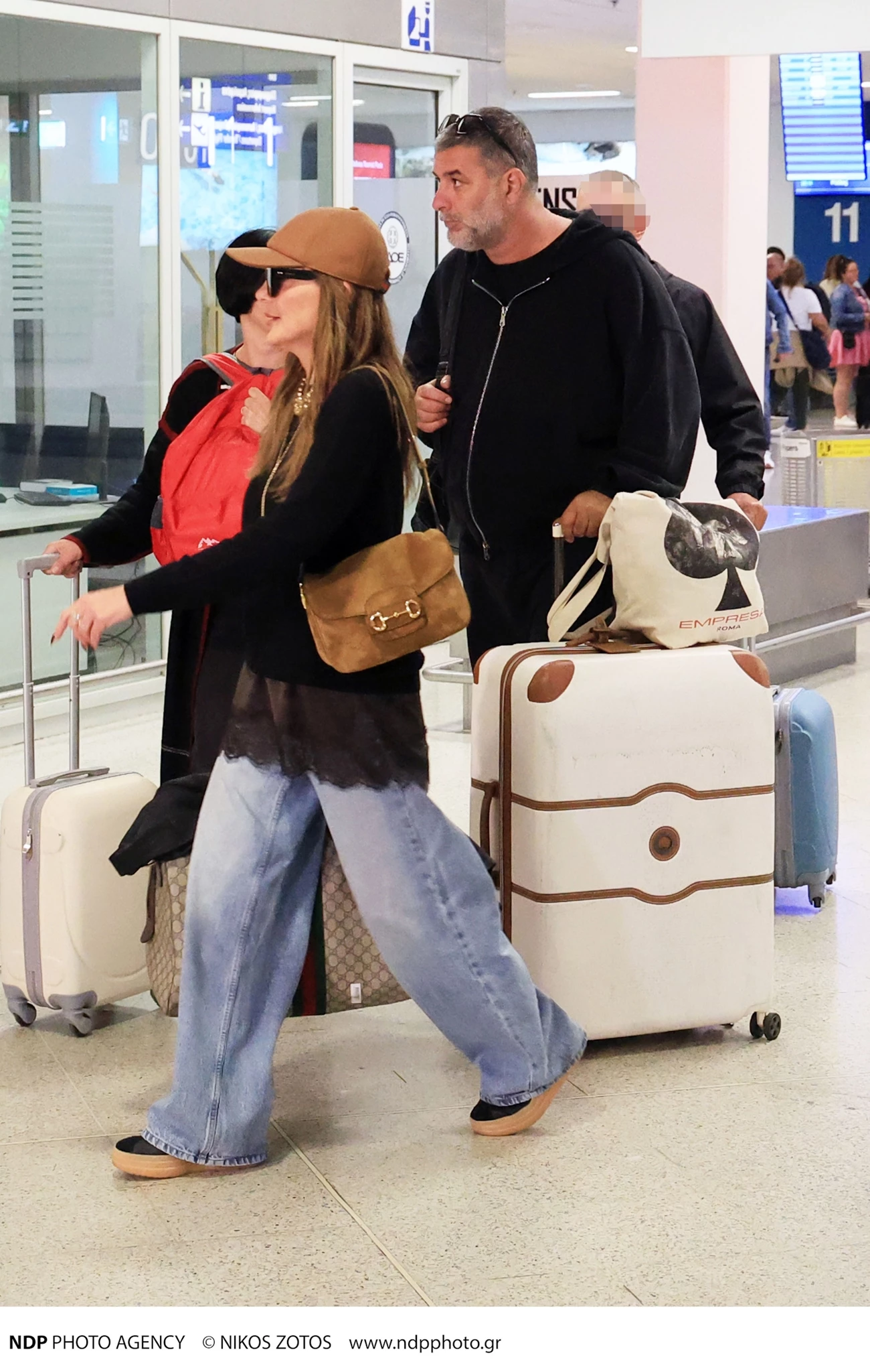 Δέσποινα Βανδή | Με εκδρομικό look στο αεροδρόμιο μετά το ταξίδι στη ...