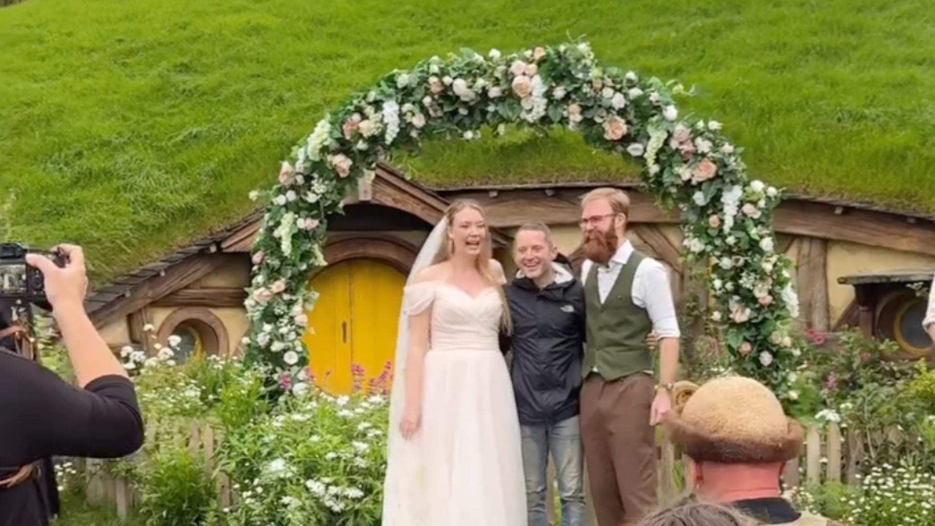 De gifter seg i settingen fra «Ringenes Herre» ... og Elijah Wood ...