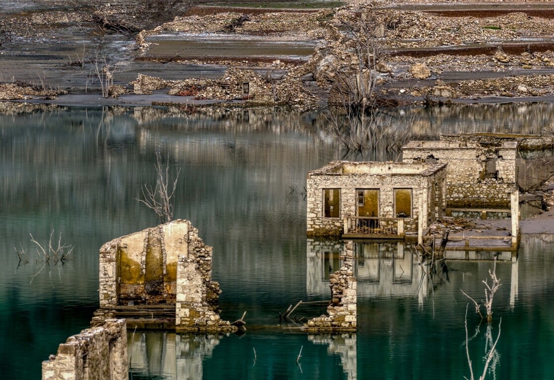 Νέες εικόνες από drone από τη λίμνη του Μόρνου: Σε χαμηλά επίπεδα παρά ...