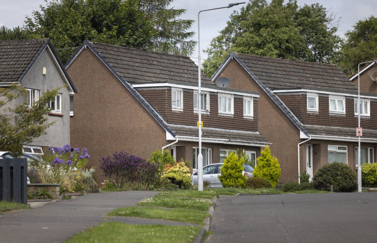 Average mortgage rate drops back below 5% – here are the best deals