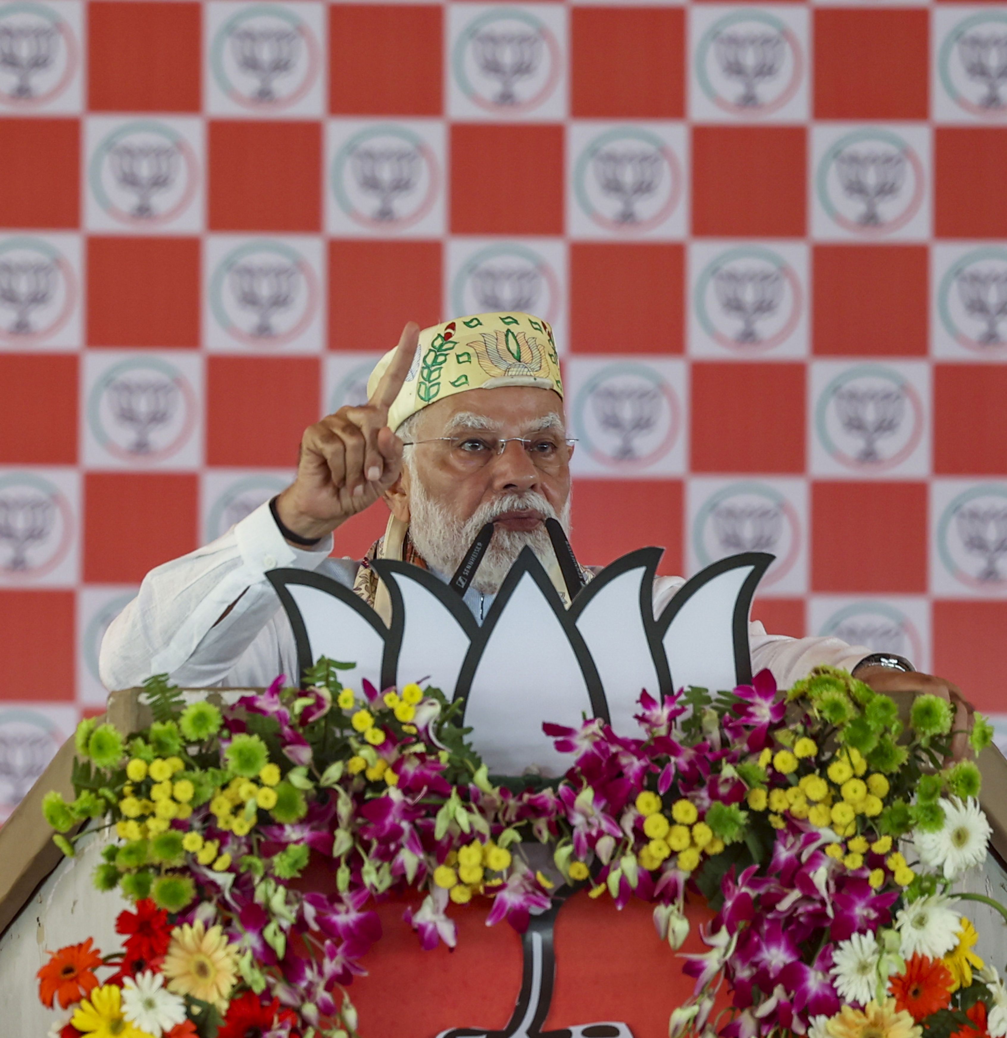 Tejashwi trying to hide Lalu's 'sins' by relegating his pictures to ...