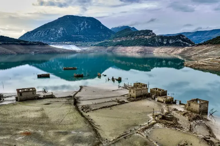 Απόκοσμες εικόνες στη λίμνη του Μόρνου, λόγω της ανομβρίας - Στο φως το ...
