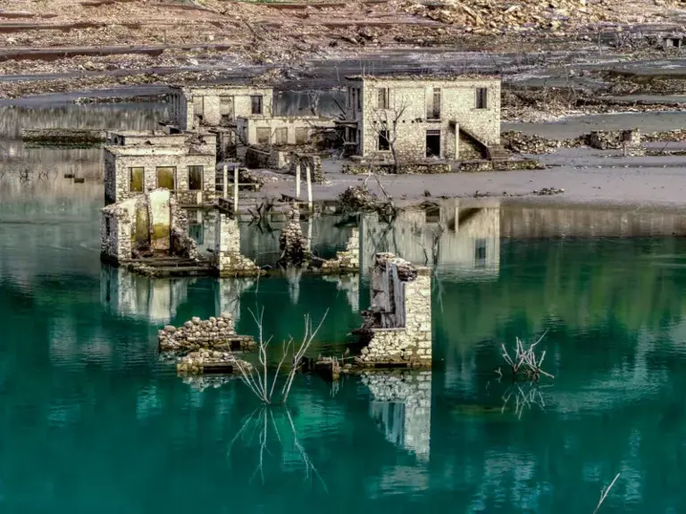 Απόκοσμες εικόνες στη λίμνη του Μόρνου, λόγω της ανομβρίας - Στο φως το ...
