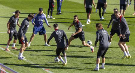 La viral imagen de Simeone, inclemente en el rondo del Atlético con ...